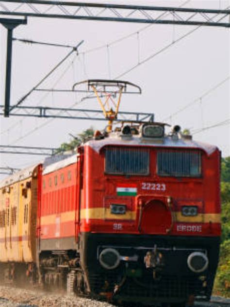 बिना टिकट यात्रा कर रही अकेली महिला को ट्रेन से नहीं उतार सकता टीटीई