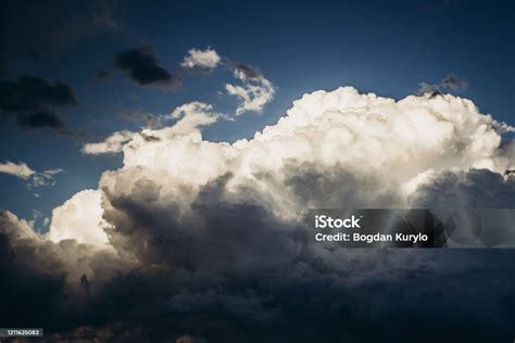 여름에 폭풍우와 비 전에 하늘에 회색과 흰색 구름의 극적인 보기 텍스트의 공백입니다 대기 의 순간 맑은 하늘 0명에 대한 스톡 사진 및 기타 이미지 Istock
