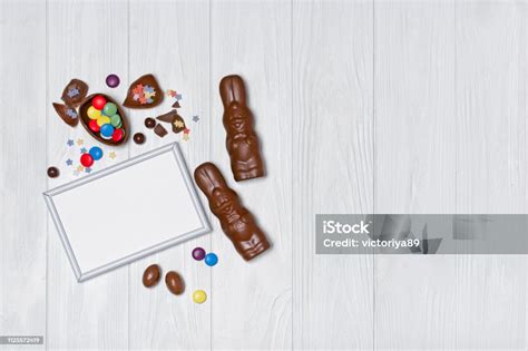 빈 흰색 프레임 전통적인 부활절 과자 초콜릿 달걀과 밝은 다채로운 당의의 이랑에 최고의 보기 갈색에 대한 스톡 사진 및 기타
