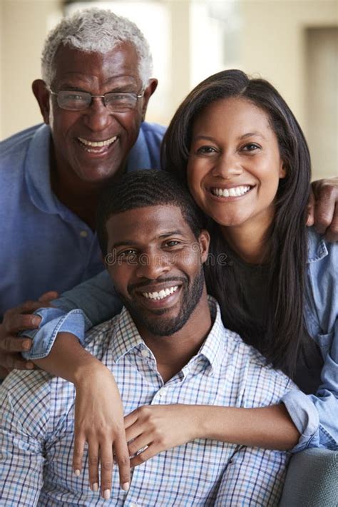 Retrato Del Padre Mayor Sonriente With Adult Son Y De La Hija Que