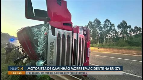 Caminhoneiro é resgatado de helicóptero após tombamento na BR 376 em