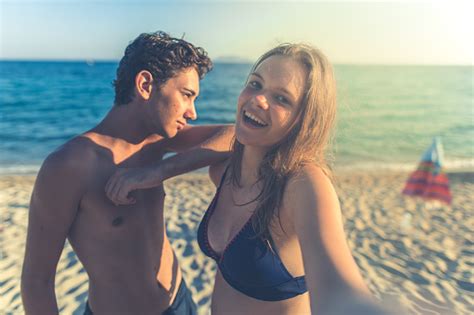 Selfie 사진 해변에 스마트폰을 사용 하 여 복용 하는 젊은 부부 남자에 대한 스톡 사진 및 기타 이미지 남자 사람 얼굴 여름 Istock