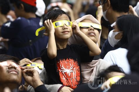 Antusias Warga Menyaksikan Gerhana Matahari Hibrida Di TIM Foto 5