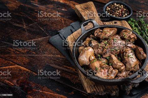 프라이팬에 양파와 함께 구운 닭 간 나무 배경입니다 평면도 복사 공간 0명에 대한 스톡 사진 및 기타 이미지 0명 가금류 간 내장류 Istock