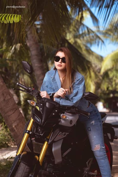 အမိုက်စားဆိုင်ကယ်ကြီးနဲ့အတူ ခပ်လန်းလန်းပို့စ်တွေပေးနေပြီး ခေးမေမေလို့ထင်ရက်စရာမရှိအောင်ကို