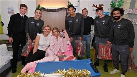 محمد صلاح ولاعبو ليفربول يوزعون الهدايا في أعياد الكريسماس صور