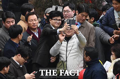 인파에 둘러싸인 한동훈 김포 민심 잡는다 Tf포착 포토 기사 더팩트