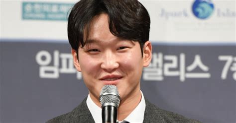 포토 올해의 상 성취상 수상 소감 밝히는 Kt 배제성