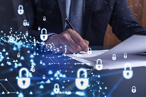 사이버 보안의 위험 가능성을 방지하기 위해 계약에 서명 하는 공식적인 착용의 사업가 작업 데스크 위에 자물쇠 홀로그램 아이콘 보안에 대한 스톡 사진 및 기타 이미지 Istock