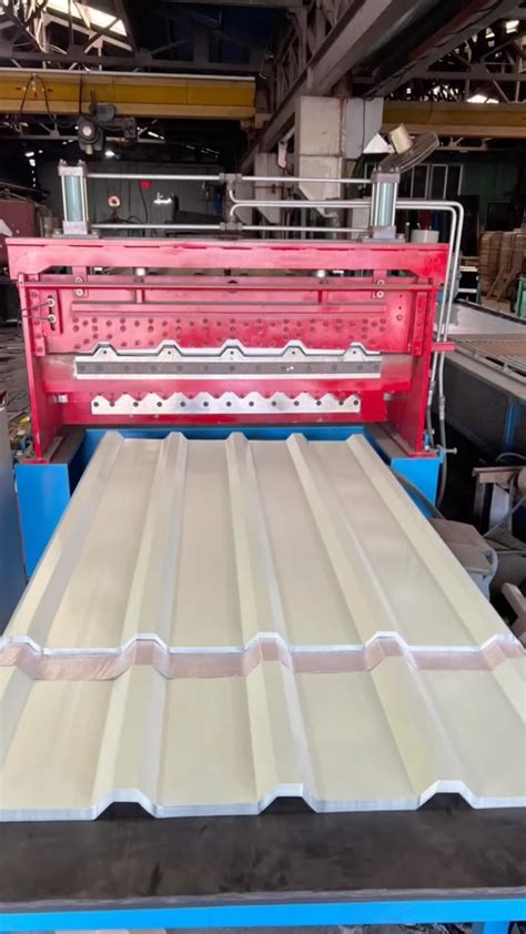 덧방용 V250 지붕강판입니다 샌드위치판넬 덧방용입니다 아이보리 칼라이고요 두께는 0 45t 유효폭은 1 000mm입니다 원하시는 길이로 생산가능합니다 동부스틸