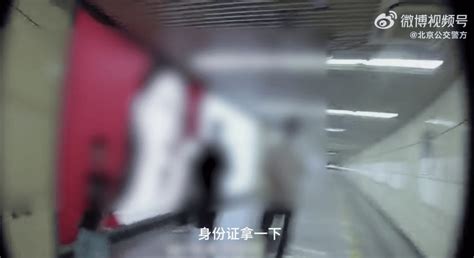 逃犯冒用亲哥身份证旅游，在地铁站被识破，已被拘！警方男子行为