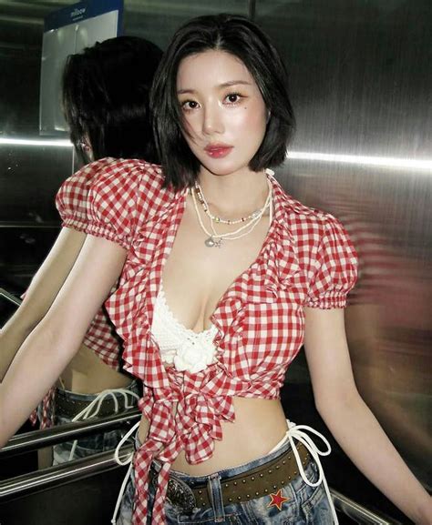Waterbomb Goddess Kwon Eun Bi Goes Viral With Bold Outfit Reached 2m