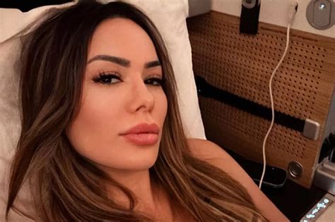 Поранешна Плејбој зајачица остана без дел од носот затоа што ја