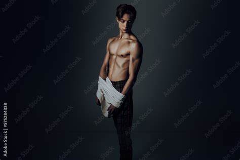 Fotograf A Slim And Bony Male Body Get Undressed While Man Take Of His White Shirt And Look