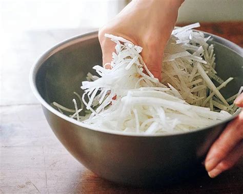 大根買ったらまず塩でもんで！塩もみ大根で作る、和えるだけ「スピード副菜」3選 レタスクラブ