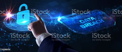 비즈니스 기술 인터넷 및 네트워킹 개념 사무실에서 일하는 젊은 사업가는 가상 디스플레이에서 아이콘 보안을 선택합니다 데이터 유출 가상현실에 대한 스톡 사진 및 기타 이미지