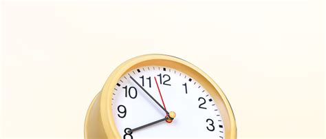 시간 개념 노란색 배경에 복고풍 배경 현대 미술 개념에 최소한의 노란색 알람 시계 복사 공간 배너 웹 사이트 3d 렌더링 2 위
