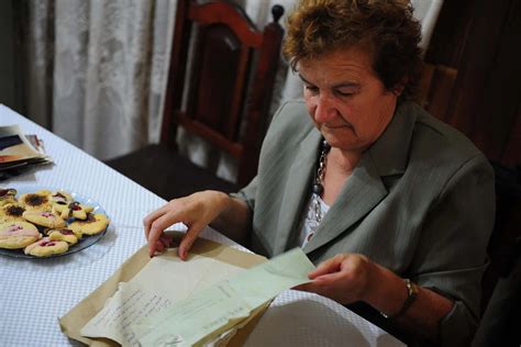 Pequeñas valijas cuartos intactos y fotos gastadas los objetos de los soldados que nunca