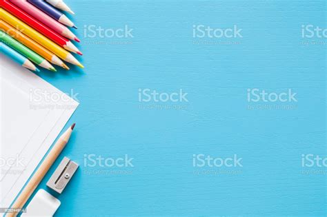 다채로운 연필 백서 및 금속 연필 깎이 텍스트 또는 파란색 배경에 그림에 대 한 빈 장소 어린 시절 크리에이 티브 아트
