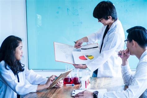 Premium Photo Scientists Discussing In Laboratory