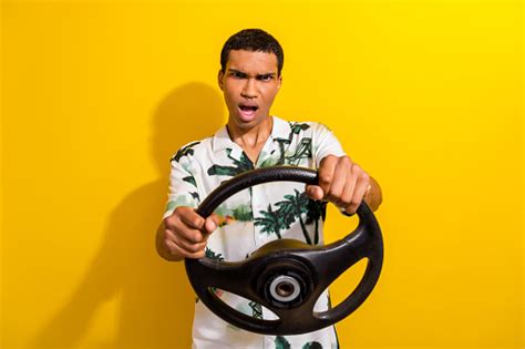 피어싱 옷을 입은 손바닥 프린트 셔츠를 가진 놀란 남자의 사진 스티어링 휠은 노란색 배경에 고립 된 사고에 도착합니다 Omg에 대한 스톡 사진 및 기타 이미지 Istock