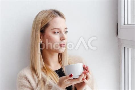マグカップを持って遠くを見る女性 No 28615308｜写真素材なら「写真ac」無料（フリー）ダウンロードok