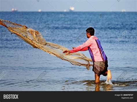 Throwing Fishing Net
