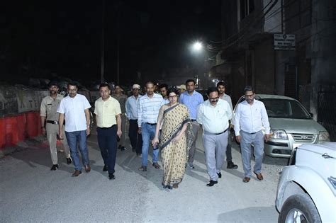 जिलाधिकारी वंदना ने देर रात निरीक्षण किया डीएम ने ई ई लोक निर्माण