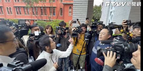 徐巧芯比中指飆罵「垃圾小人」 李坤城：已提告