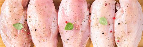 나무 테이블의 배경에 대해 절단 보드에 원시 치킨 필 레 고기 요리 재료입니다 평면 Lei입니다 최고의 볼 수 있습니다 배너