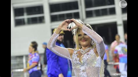 Ellen Rocche é rainha de bateria da Rosas de Ouro 5ª escola a desfilar