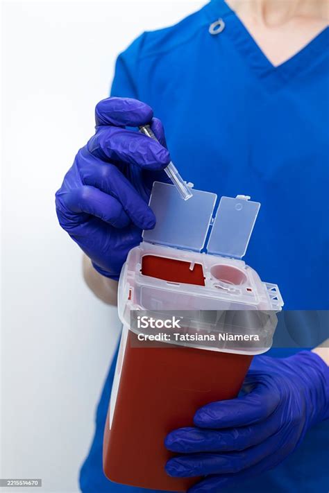 의사는 바늘 앰플을 날카로운 물건 용기에 처분합니다 감염성 폐기물을 위한 처리 용기 의료 폐기물 처리를 줄입니다 생물학적 위험에 대한 날카로운 물건이있는 작은 의료 폐기물