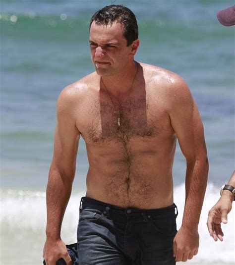 Rodrigo Lombardi e Cláudia Raia exibem belos físicos em gravação Quem QUEM News