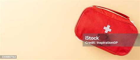 베이지색 표면에 표시된 빨간색 구급 상자 배너는 의료 준비를 상징합니다 가방에 대한 스톡 사진 및 기타 이미지 가방 건강관리와 의술 관광 Istock