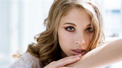 Download Wallpaper Girl Green Eyes Long Hair Photo Photographer