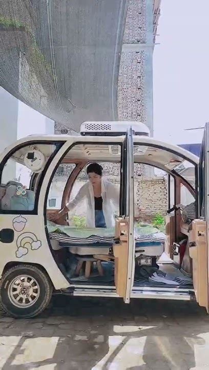 生了三胎没人帮忙带孩子，我就把三轮车这祥改装一下变成了三轮小房车！每天接送老大老二上下学再也 不用把小的锁家里哭的一把鼻涕一把泪的叫妈妈了，也