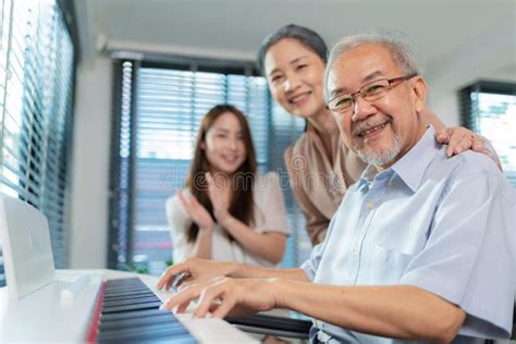 Idoso Pai Aposentado Sentado Na Cadeira De Rodas Tocando Piano E Esposa