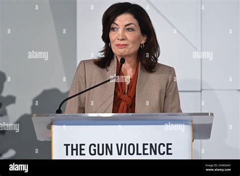 La gouverneure Kathy Hochul prononce un discours au quatrième forum