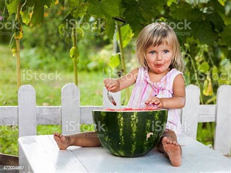 너무해 Litle 여자아이 Eats 슬라이스 워터멜론 가족에 대한 스톡 사진 및 기타 이미지 가족 과일 귀여운 Istock