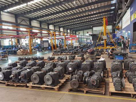 R Series Helical Gearbox With IEC AM Flange B Motor Gearbox Gear Helical
