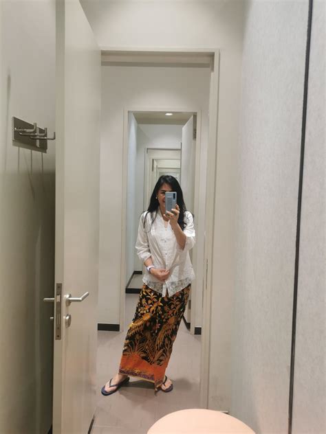 马来姐 On Twitter 吃饱逛逛，我好像忘记回家做工了，娘惹装不错哦，宽了些😊