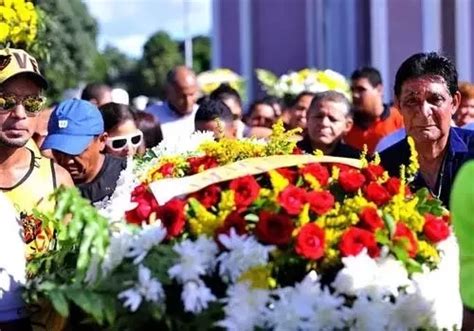 Emoção Marca Enterro De Jovem Morto Por Um Sanitário Em Estádio