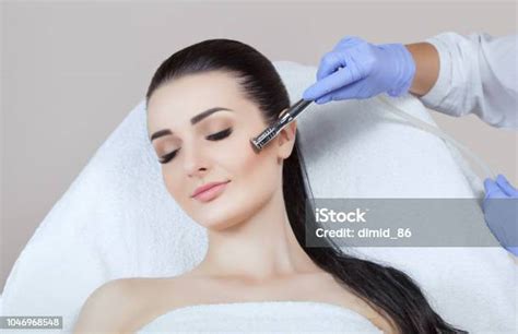 미용사 뷰티 살롱에서 절차의 아름 다운 젊은 여자의 얼굴 피부 미세 박피 술은 Dermaplaning에 대한 스톡 사진 및 기타