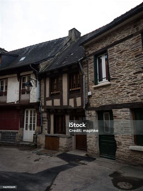 프랑스 말레트후아 브르타뉴의 오래된 고대 역사적인 전통 전형적인 반 목조 주택 건물의 파노라마 전망 0명에 대한 스톡 사진 및 기타 이미지 Istock