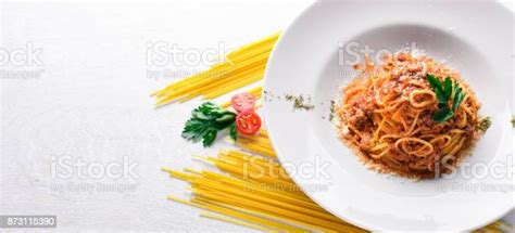 토마토 소스와 파 르 마 치즈와 파스타입니다 이탈리아 전통 음식입니다 에 나무 배경 최고의 볼 수 있습니다 텍스트에 대 한 여유