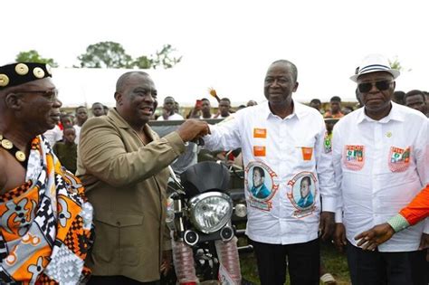 Le Ministre Detat Kobenan Kouassi Adjoumani Offre Du Matériel Agricole