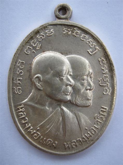 เหรียญโบสถ์ลั่นเนื้อเงินหลวงพ่อแดง