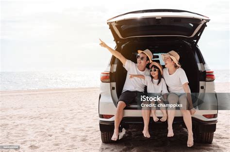 가족 행복한 여행은 자동차 여행 도로 여행 일몰 아래 차에서 여름 휴가 아빠 엄마 딸 휴가와 휴식이 함께 분위기를 만끽합니다