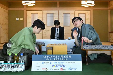 ＜alsok杯第74期王将戦第4局1日目＞封じ手の記入部屋を確認する永瀬九段（右） スポニチ Sponichi Annex 芸能