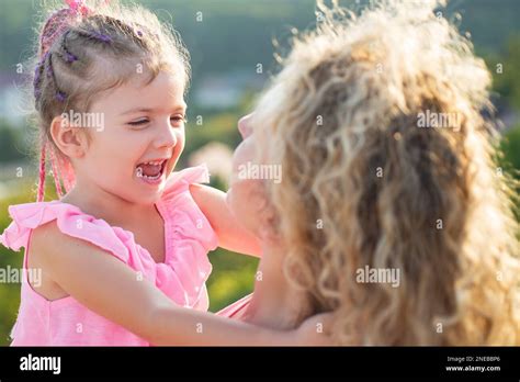 Mutterkuss Nahaufnahme Des Mutter Kind Kusses Mutter Umarmt Und